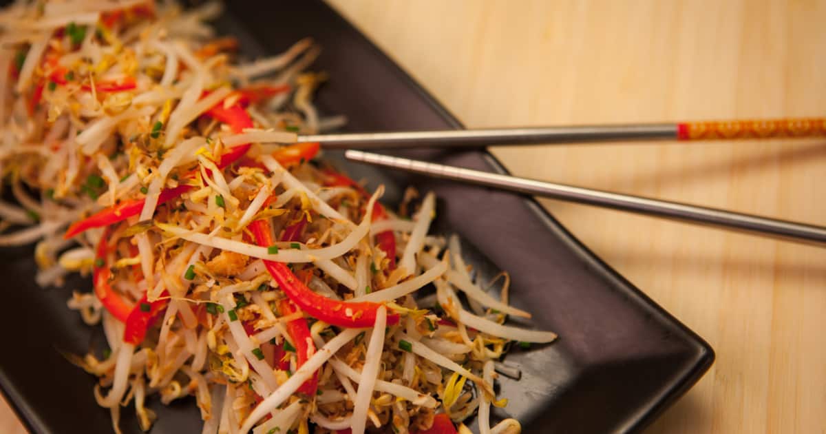 Fèves germées sautées à la noix de coco et à la pâte de crevettes | Zeste