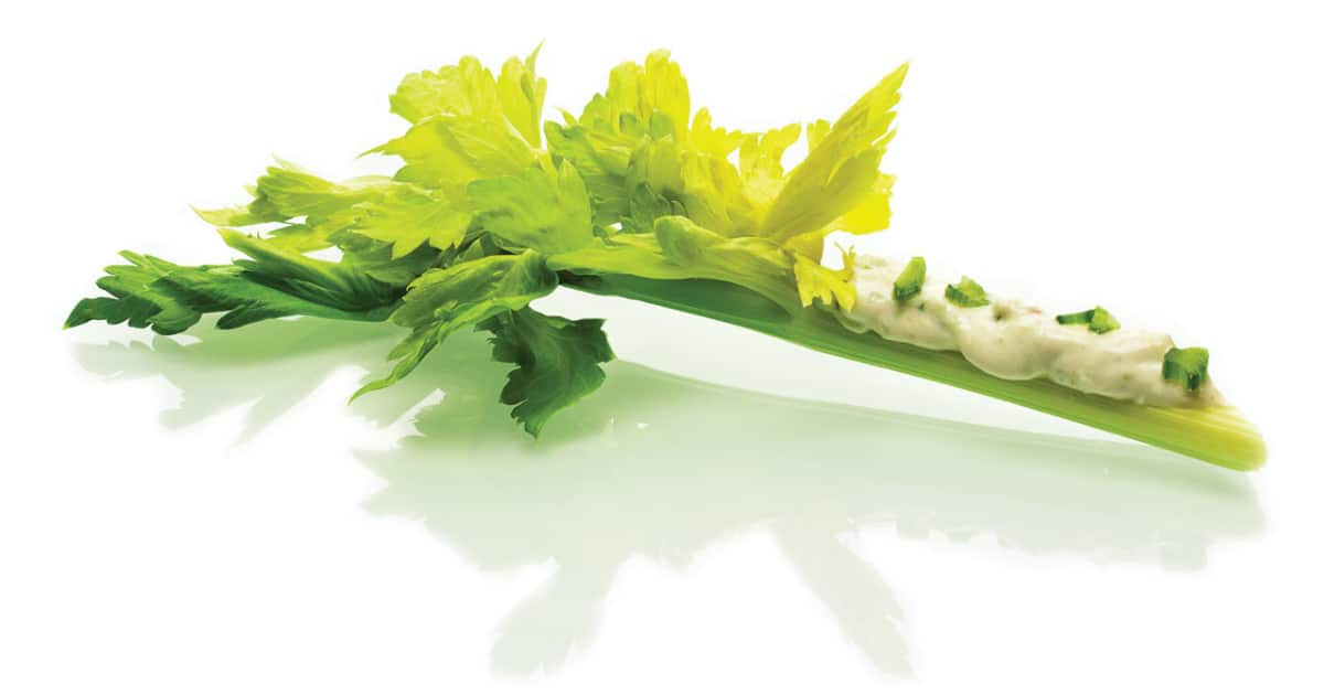 Bâtonnets de céleri avec tartinade de pesto et herbes fraîches | Zeste