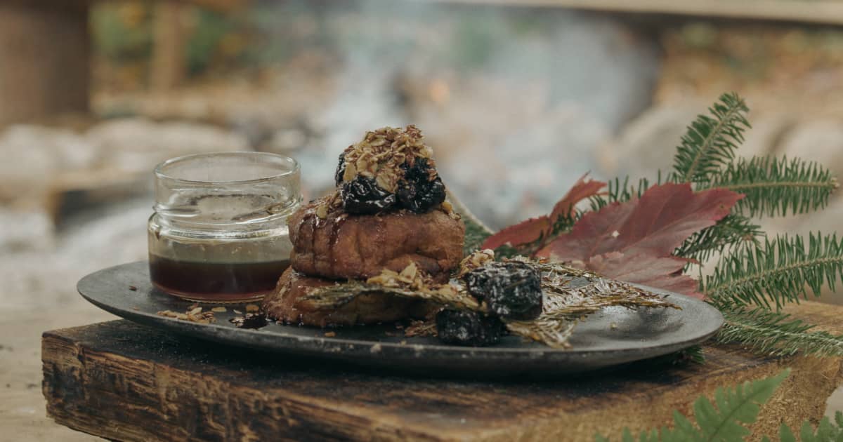 Blinis classiques à la farine de quenouille, pruneaux confits, sirop de ...