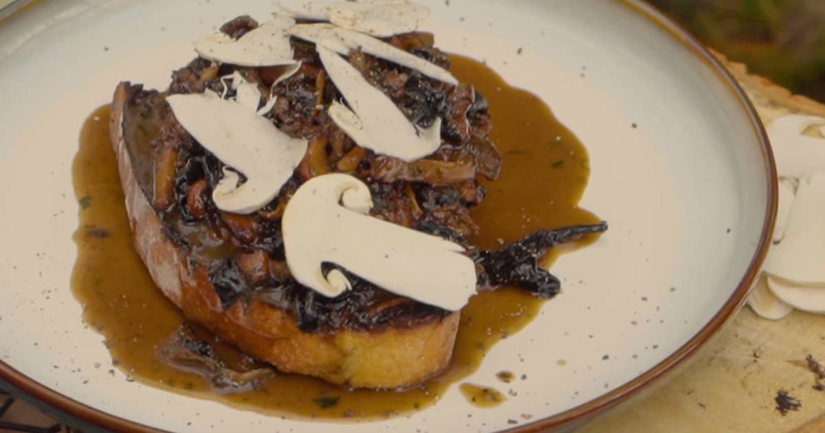 Toast à l'ail noir et poêlée de champignons | Zeste