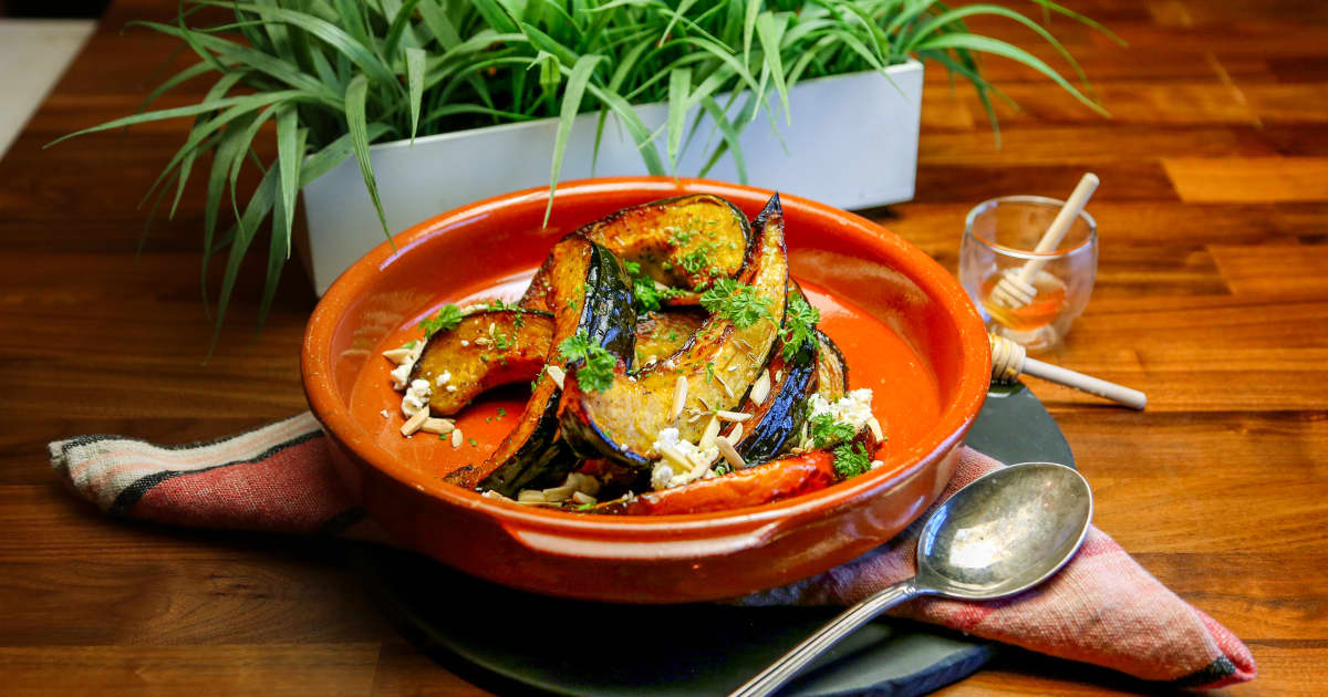 Quartiers de courge poivrée rôtie au miel et feta | Zeste