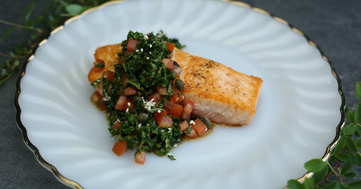 Filet de saumon rôti, kale et tomates | Zeste