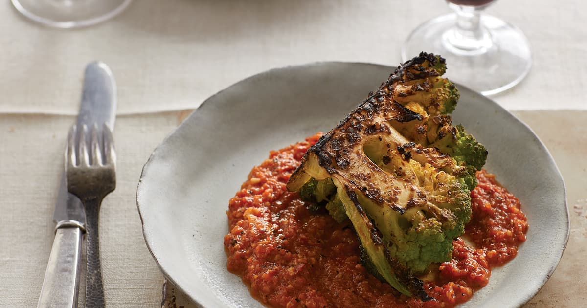 Recette de chou romanesco grillé à la sauce romesco | Zeste