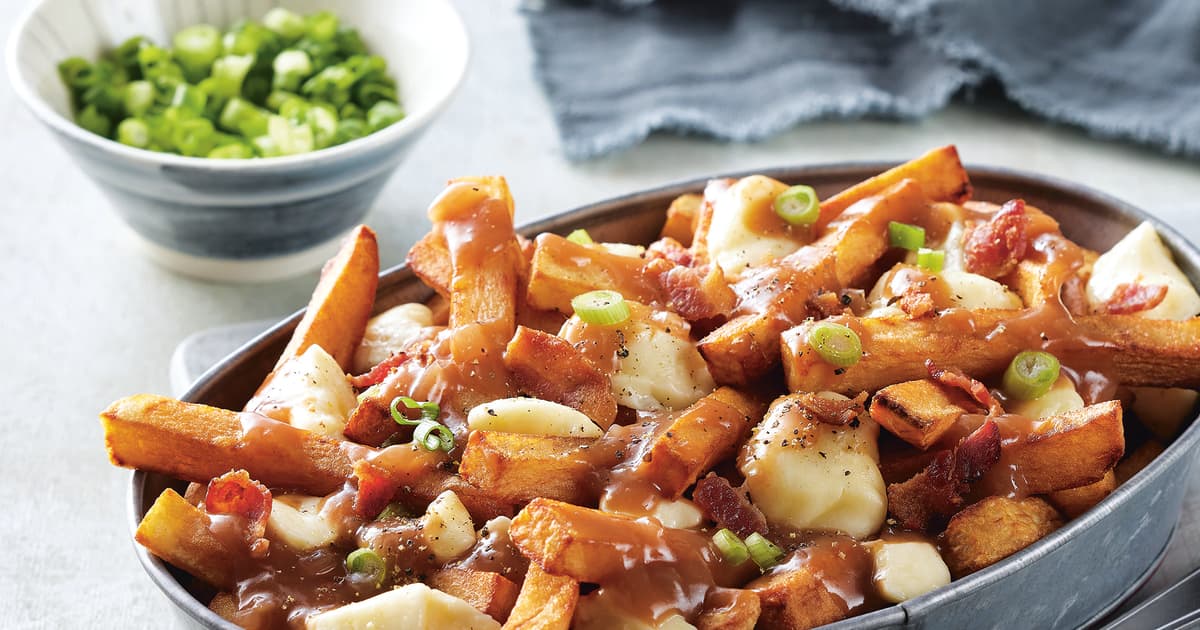 Recette de poutine au vin rouge, aux oignons et au bacon | Zeste