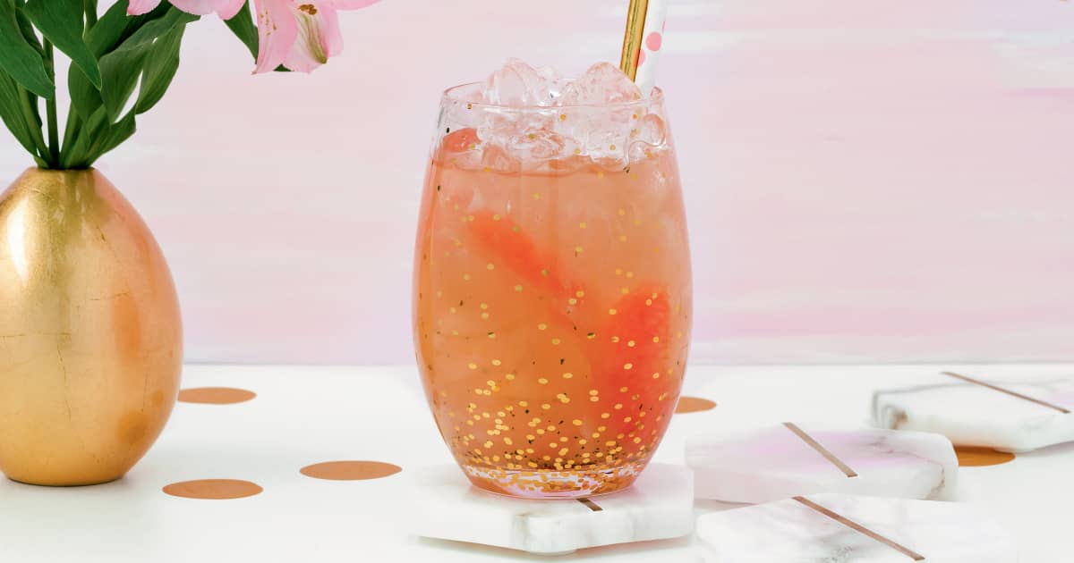 Recette de limonade de pamplemousses roses, miel et menthe | Zeste