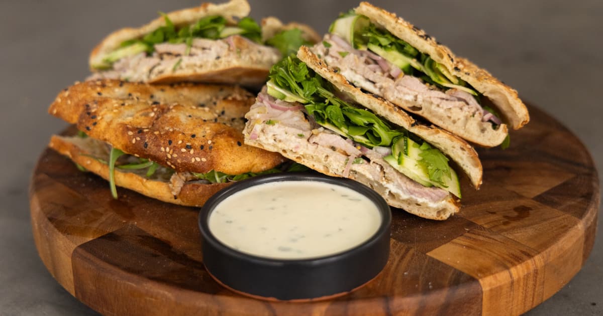 Sandwich de porc mariné, sauce jalapeño et feta | Zeste