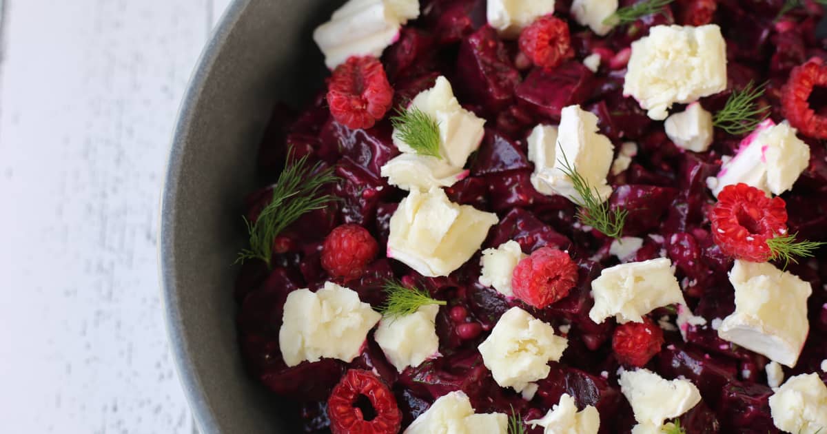 Salade de betteraves et framboises, fromage de chèvre et noix de pin ...