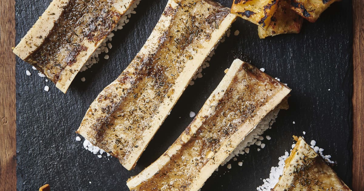 Os à moelle rôtie et salsa verde sur focaccia grillée | Zeste