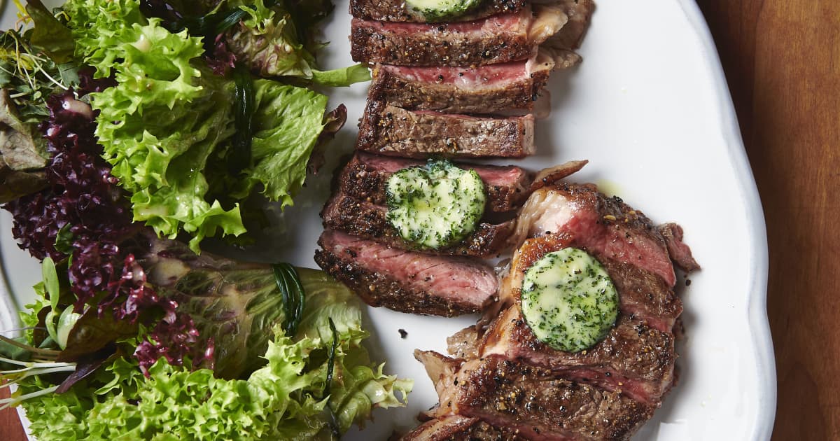 Steak de contre filet et son beurre composé aux herbes fraiches, servi ...
