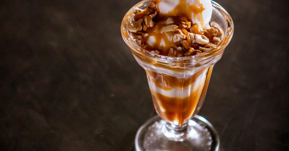 Coupe glacée sauce caramel et bretzel aux arachides | Zeste