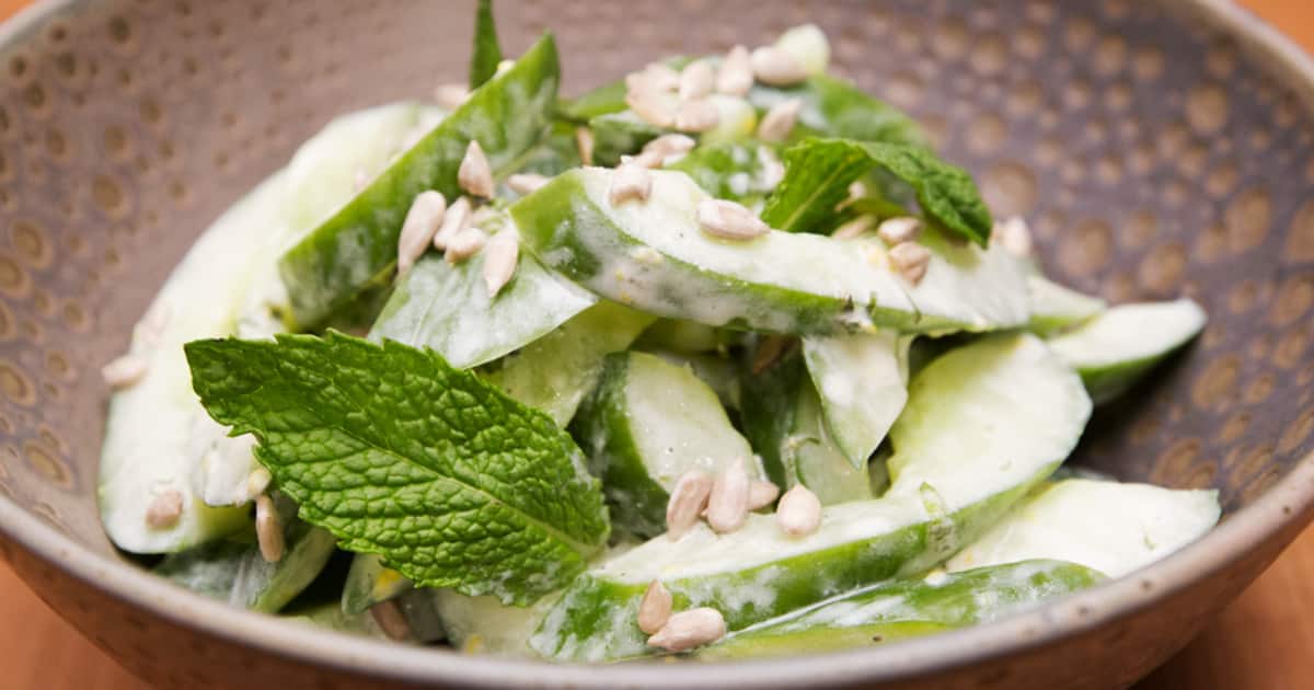 Recette de salade de concombre à la menthe, Dijon et citron | Zeste Recette de salade de concombre à la menthe, Dijon et citron | Zeste