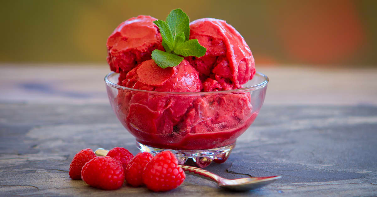Recette de sorbet framboises, mangues et basilic | Zeste