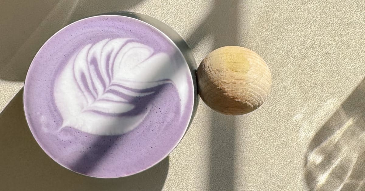 Découvrez l'ube latte, la nouvelle boisson qui remplacera le matcha | Zeste
