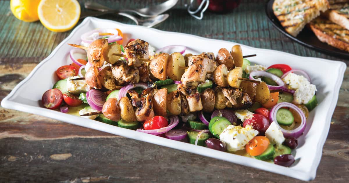 Recette de kebabs grillés, pommes de terre grelots et salade grecque ...