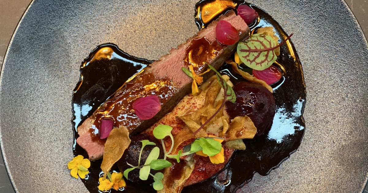 Magret de canard cuit sous-vide, panais, betterave, glace de viande au ...