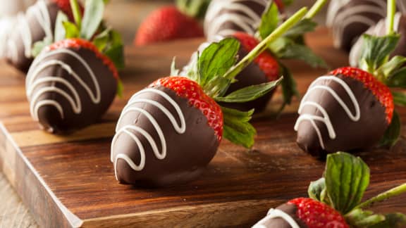 Comment faire des fraises enrobées de chocolat | Zeste