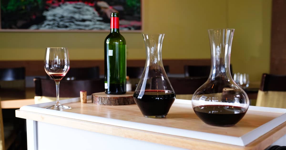 Quand vaut mieux carafer ou décanter un vin? | Zeste