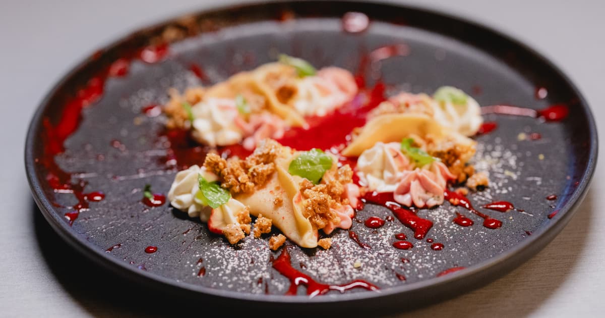 Pâtes fraîches au fromage, coulis de fraises, crumble Graham et basilic ...