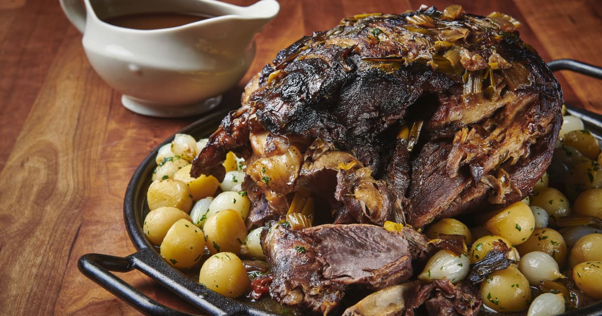 Cuissot de sanglier au vin rouge et aux oignons et perles de pommes de ...