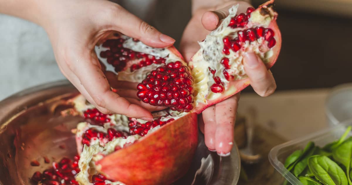 Comment décortiquer une pomme grenade facilement et sans se salir | Zeste