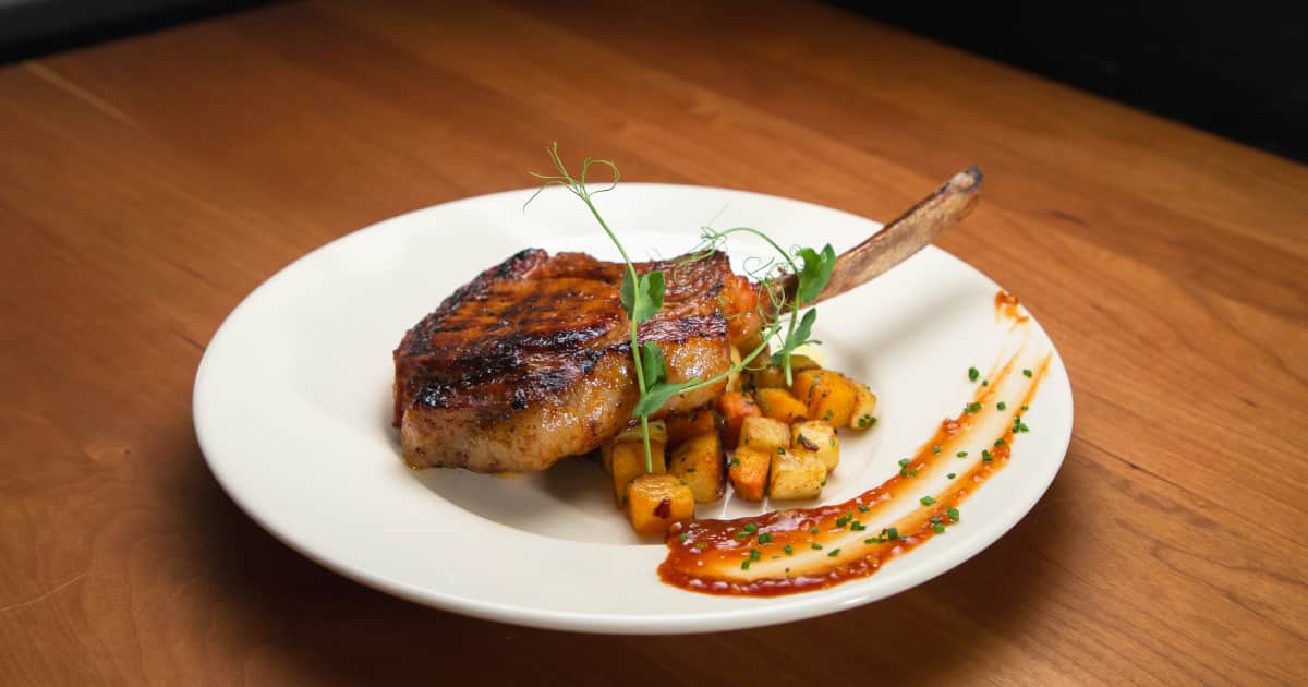 Recette de côtelettes de porc marinées, sauce bbq | Zeste