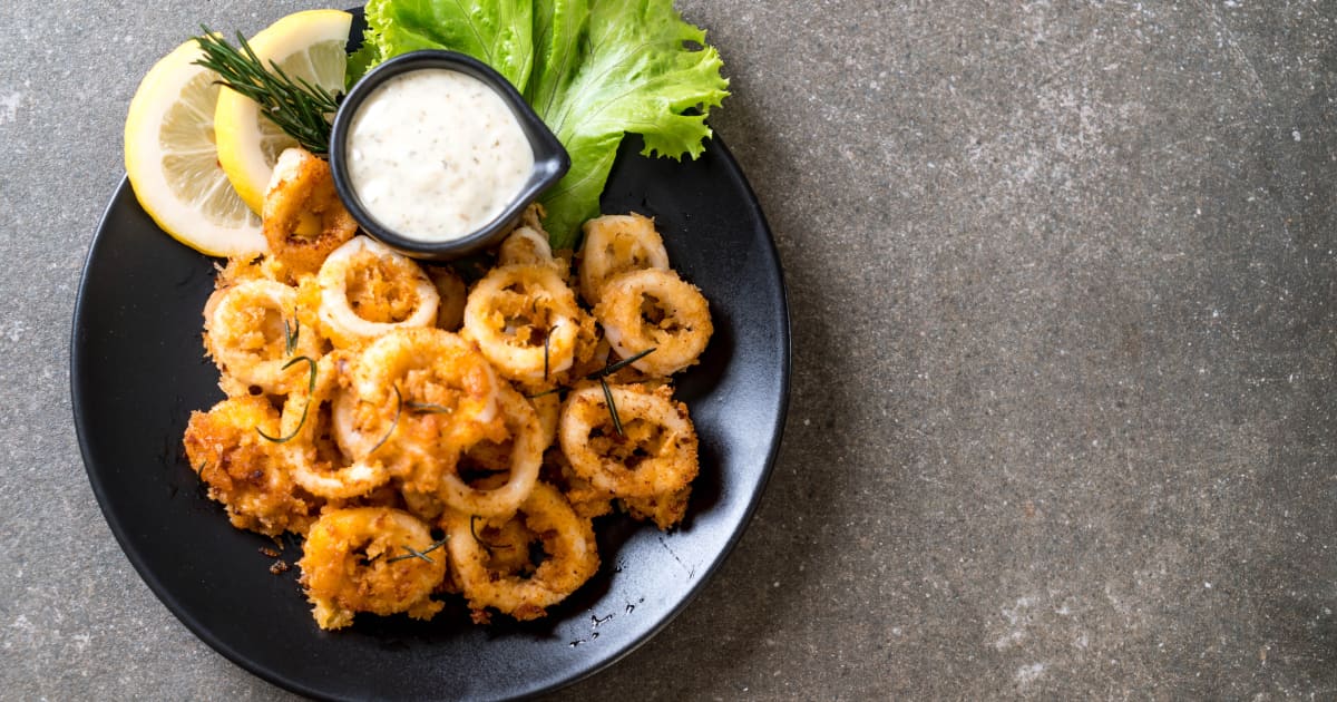 Calmars frits, crème sure au citron grillé et sauce au yogourt et sumac ...