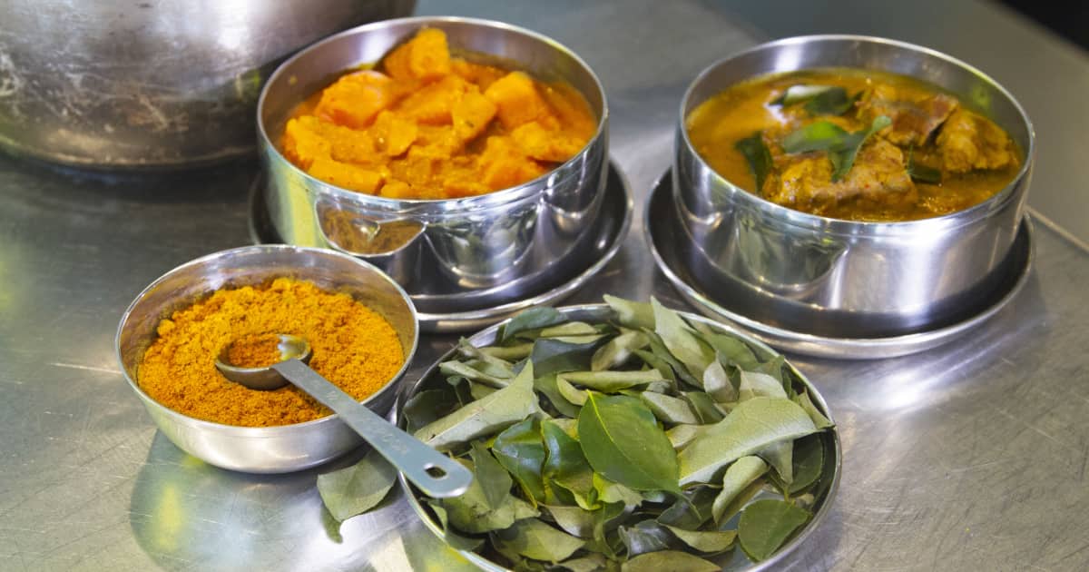 La différence entre le cari, la poudre de cari et les feuilles de cari ...