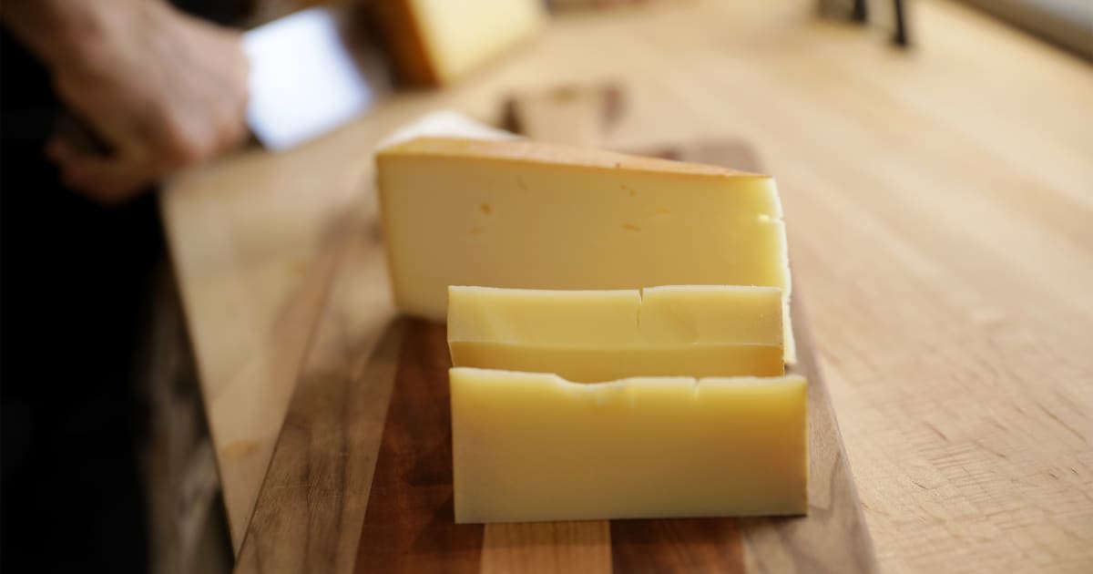 Pourquoi certains fromages sont plus gras | Zeste