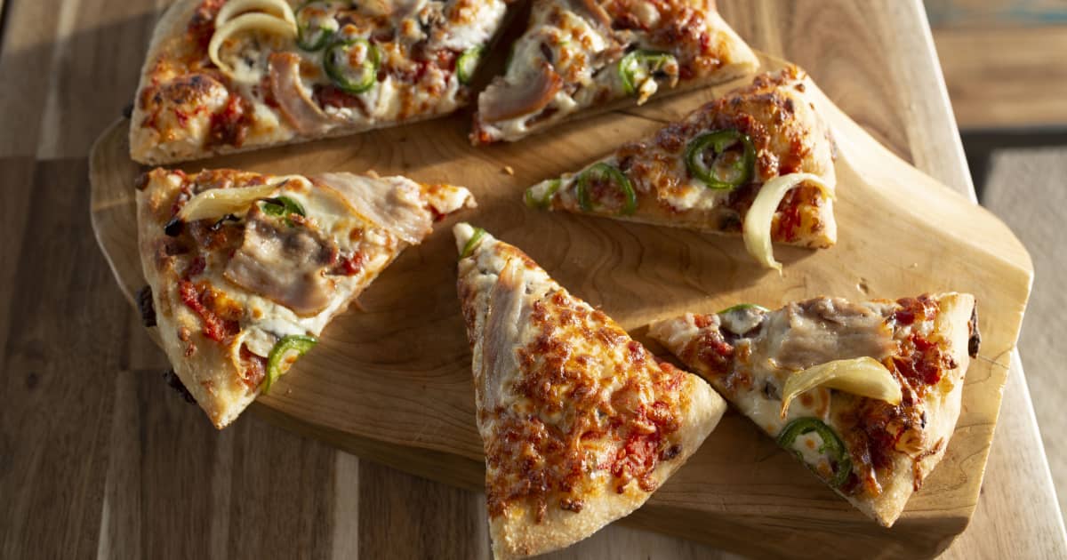 Pizza québecoise et bacon fumé maison | Zeste