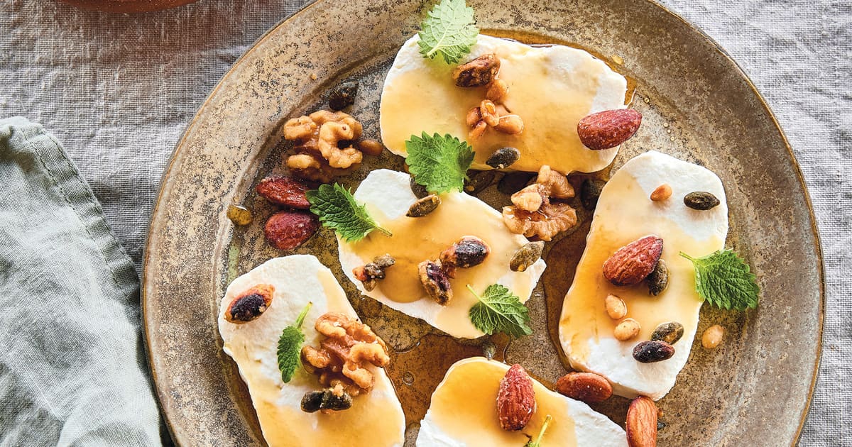 Faisselle de chèvre, noix caramélisées, sirop d’érable et mélisse | Zeste