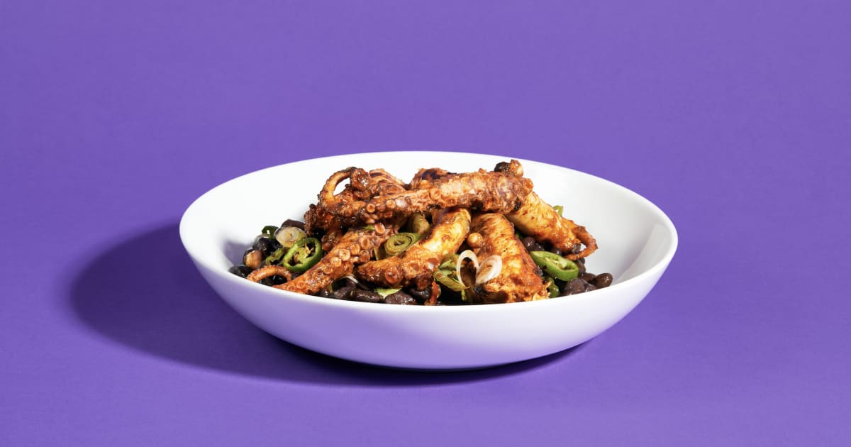 Pieuvre façon Buffalo wings et salade de haricots noirs | Zeste