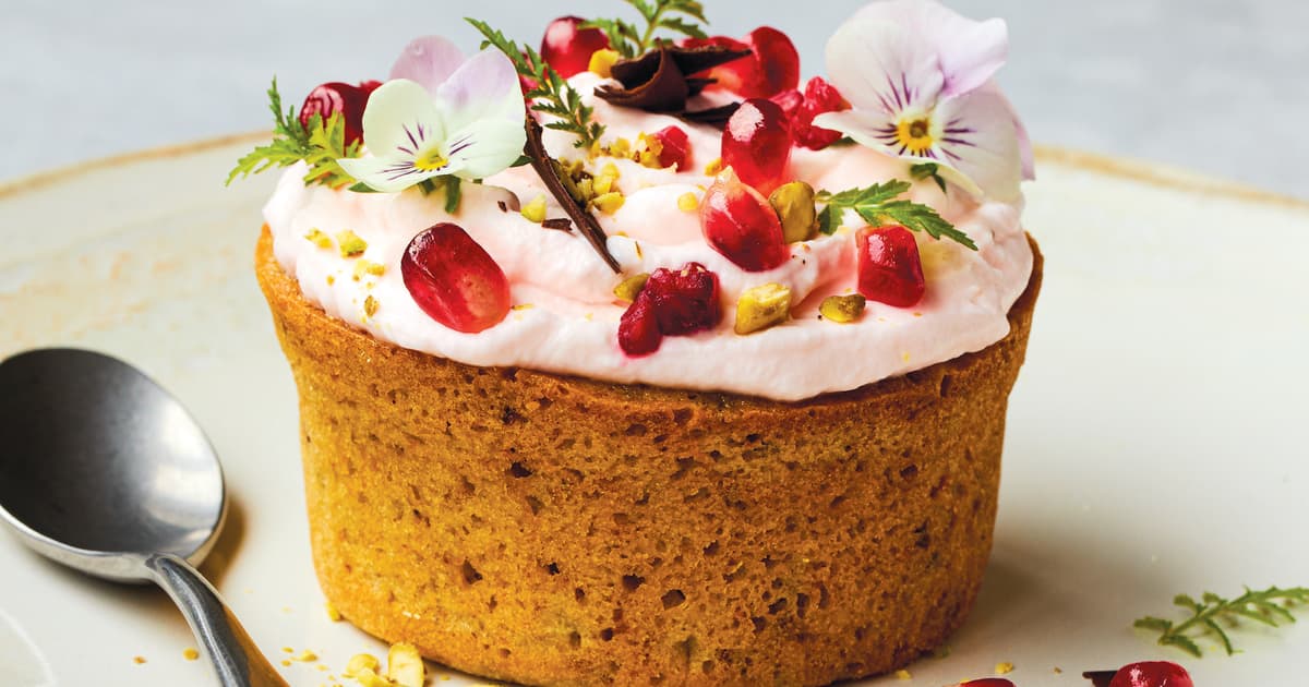 Cake à la pistache, chantilly à la grenade | Zeste