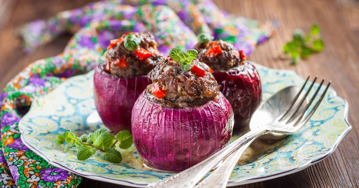 Recette d'oignons farcis aux lardons | Zeste