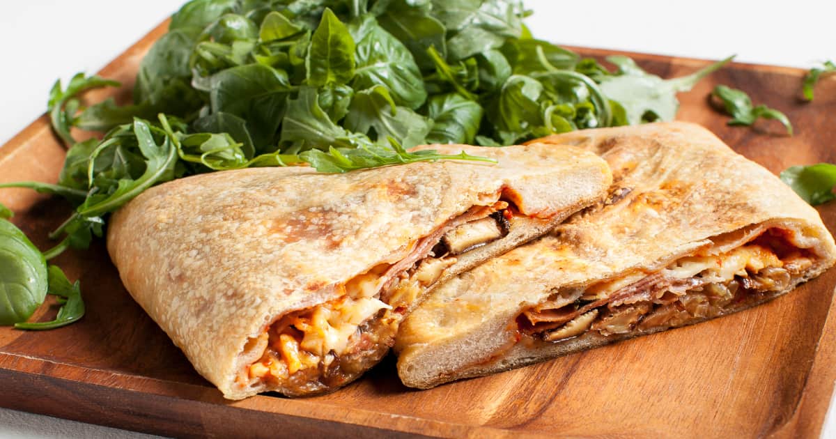 Recette de pizza calzone aux légumes rôtis et prosciutto | Zeste