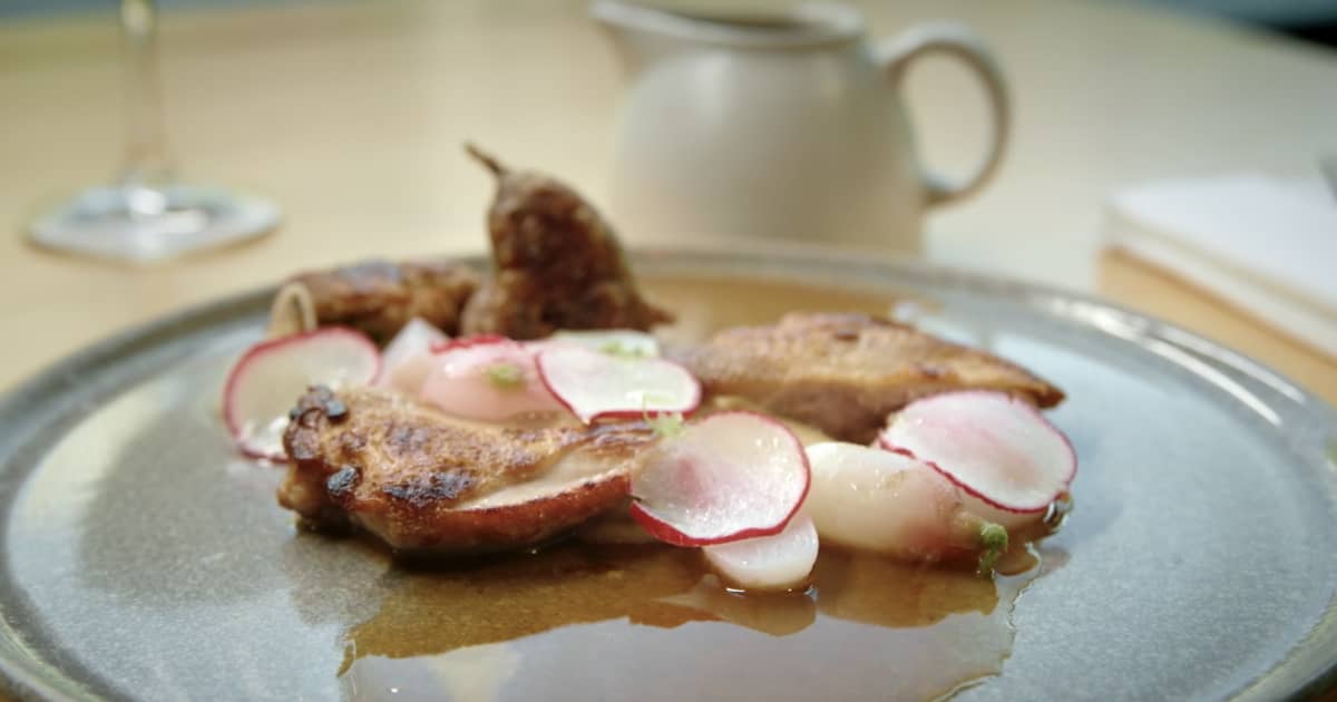 Suprême de caille poêlée au beurre, cuisses confites au gras de canard ...