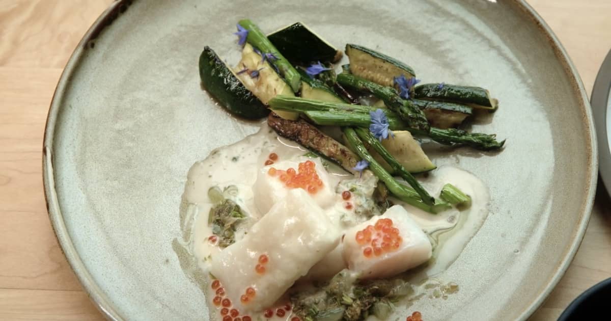 Flétan confit, sauce beurre nantais aux pousses d'épinette, œufs de ...