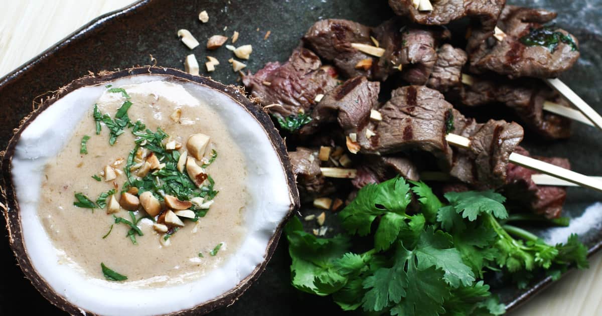 Préparer des satays de boeuf et sauce à la noix de coco | Zeste