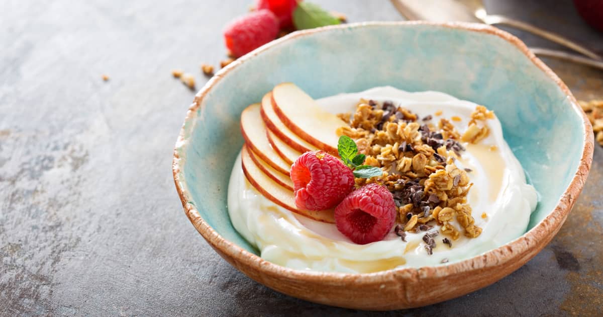 Recette de parfait aux fruits et granola maison | Zeste
