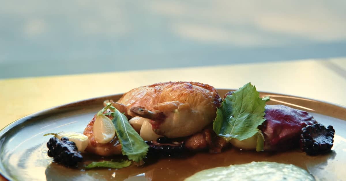 Demi poulet de Cornouaille rôti sur le coffre avec sa cuisse confite au ...