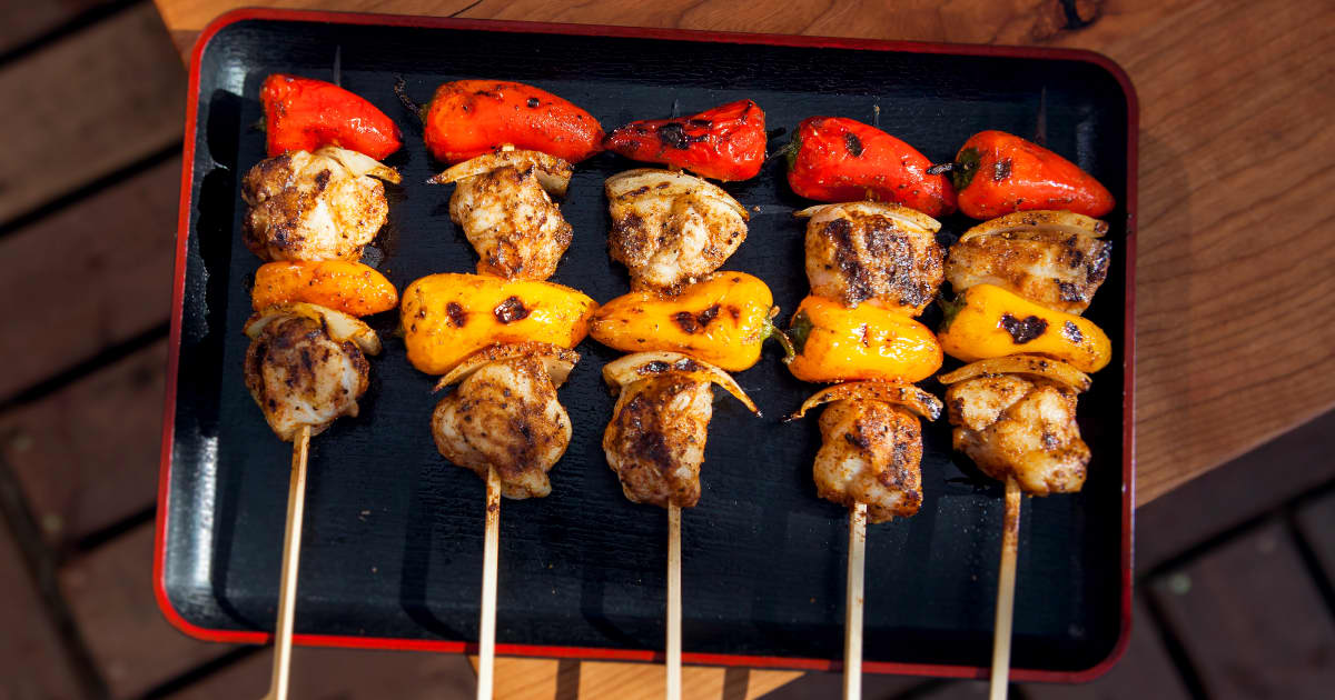 Recette de mini-brochettes de lotte sur le BBQ | Zeste