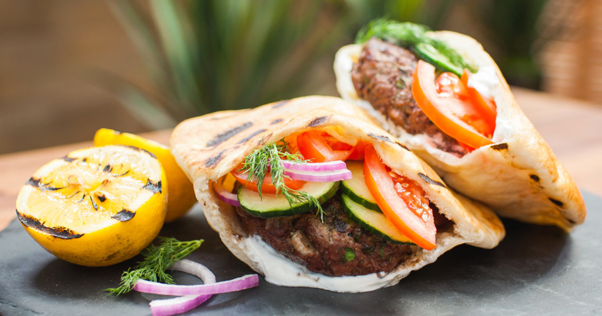 Kefta burger d’agneau au yogourt sur pita grillé | Zeste