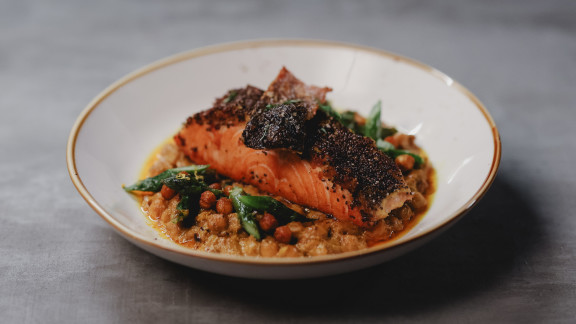 Cari de pois chiches, asperges et saumon en croûte de chia | Zeste