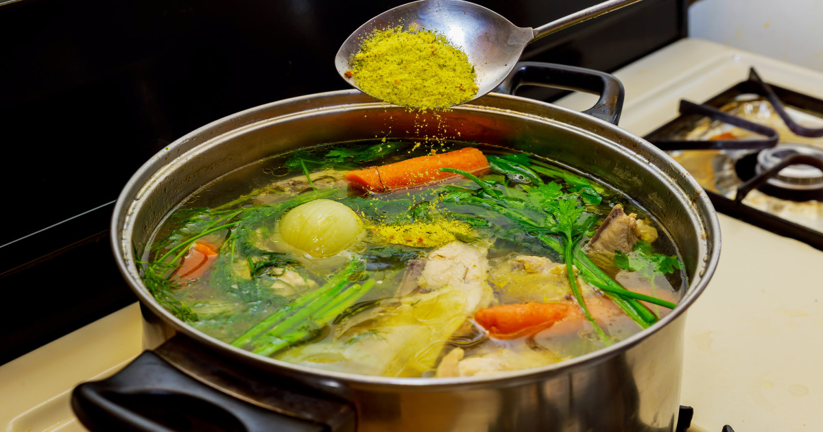 Ce bouillon maison est détox, anti-inflammatoire, énergisant et ...