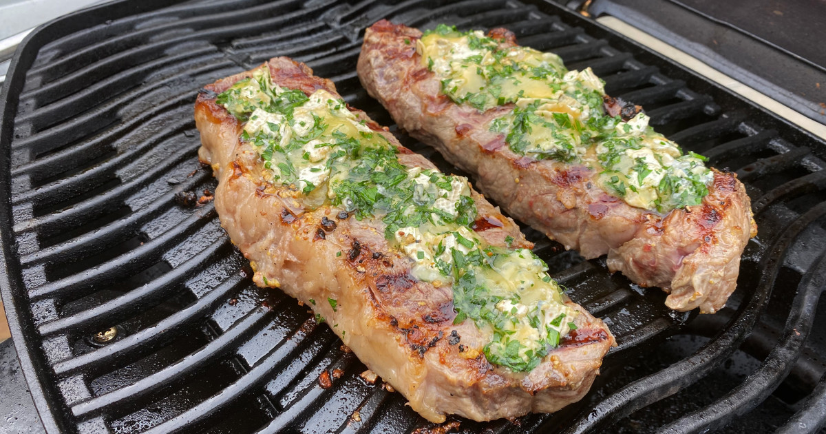Steak grillé à la moutarde et fromage bleu | Zeste