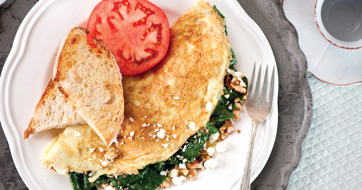 Omelette aux épinards, au fromage de chèvre et aux noix de grenoble | Zeste