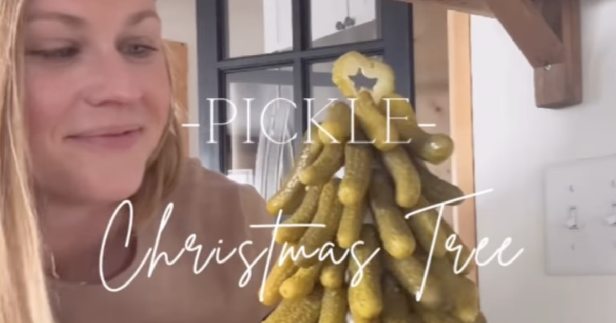 Ce sapin de cornichons est le centre de table parfait pour un apéro ...