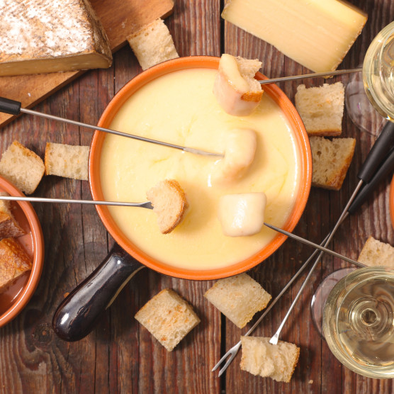 Voici le meilleur vin pour accompagner la fondue au fromage | Zeste